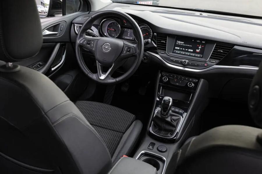 Black Opel Astra 2021 in Jelgava, with an engine capacity of 1.20 L and mileage of 92 thousand km for 8990 €, photo 14 on AUTOMOTO.COM.LV