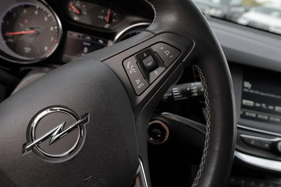 Black Opel Astra 2021 in Jelgava, with an engine capacity of 1.20 L and mileage of 92 thousand km for 8990 €, photo 25 on AUTOMOTO.COM.LV
