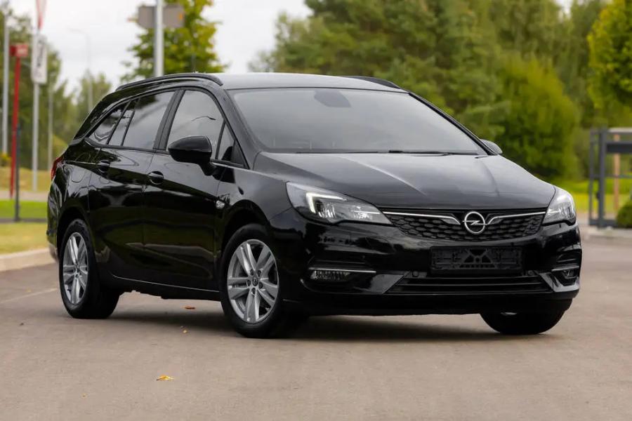 Black Opel Astra 2021 in Jelgava, with an engine capacity of 1.20 L and mileage of 55 thousand km for 8750 €, photo 4 on AUTOMOTO.COM.LV