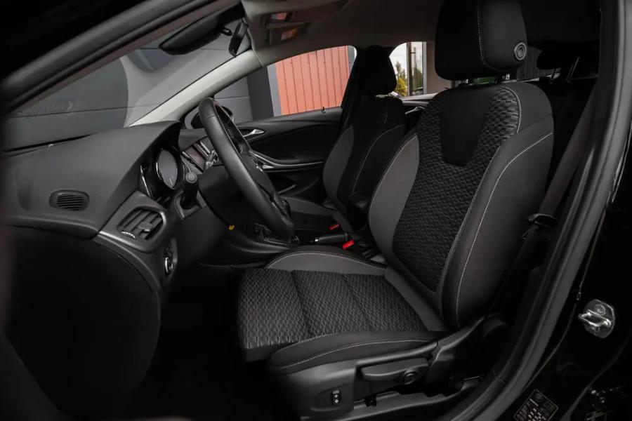 Black Opel Astra 2021 in Jelgava, with an engine capacity of 1.20 L and mileage of 55 thousand km for 8750 €, photo 14 on AUTOMOTO.COM.LV