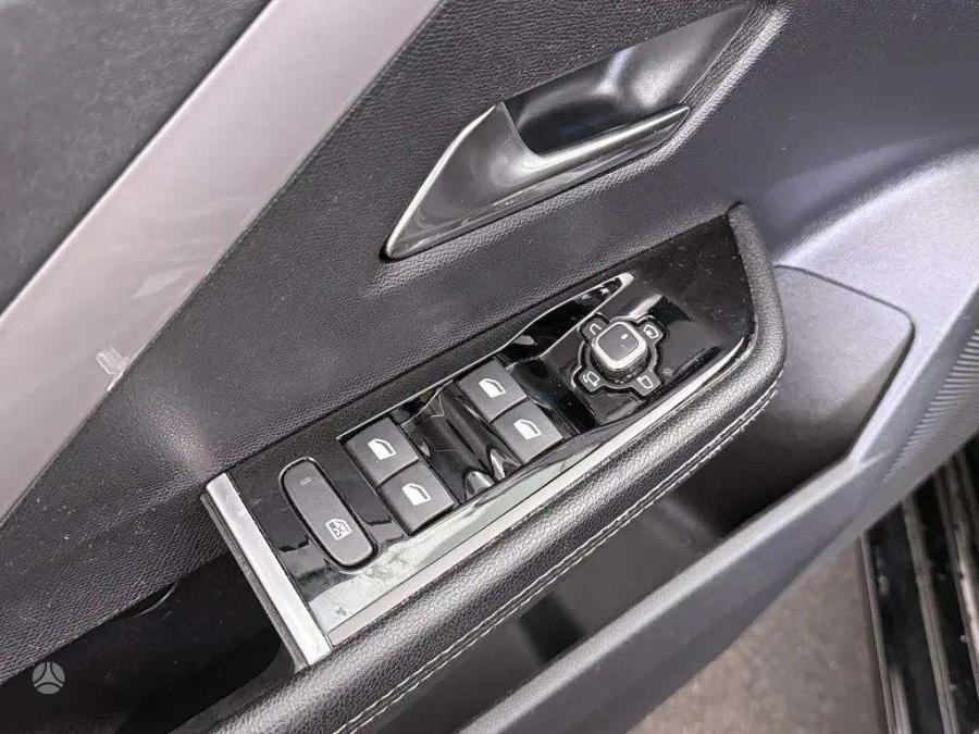 Black Opel Astra 2024 in Vilnius, with an engine capacity of 1.50 L and mileage of 216 thousand km for 12800 €, photo 26 on AUTOMOTO.COM.LV