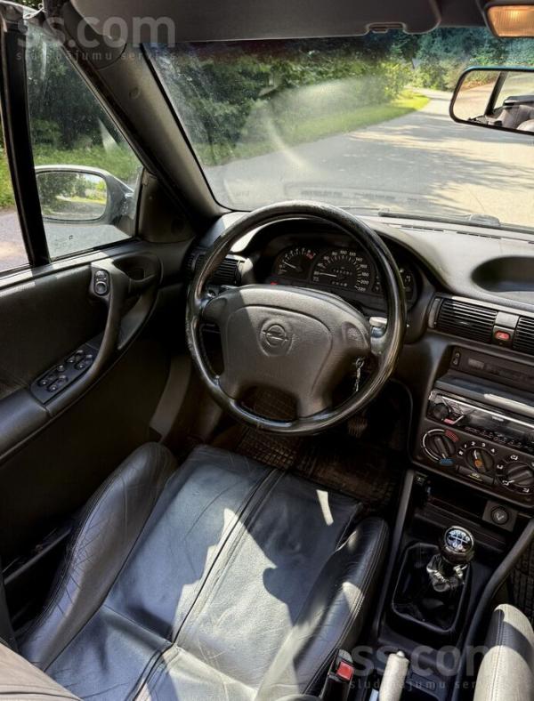 Zils Opel Astra 1999 Kuldīga, ar dzinēja tilpumu 1.80 L un nobraukumu 145 tūkst. km par 1999 €, foto 7 vietnē AUTOMOTO.COM.LV