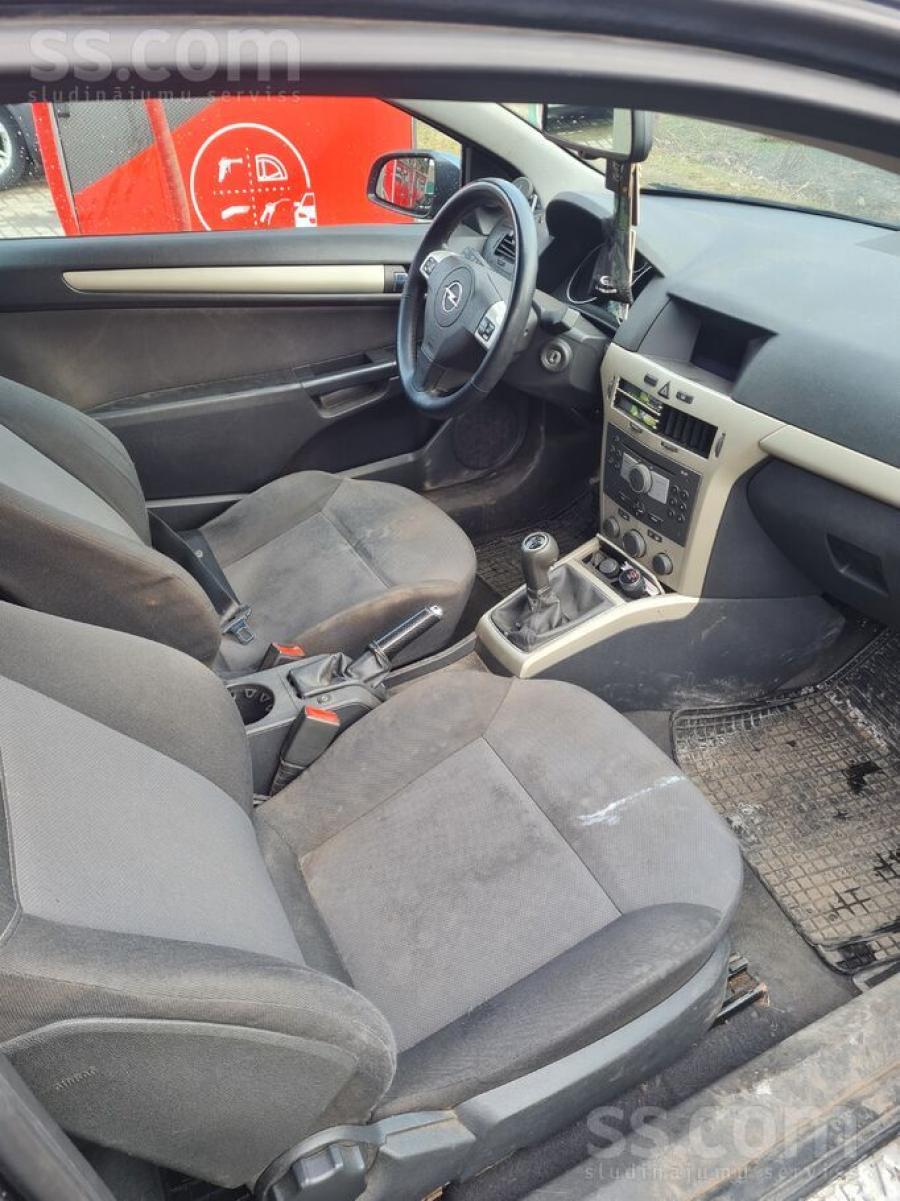 Blue Opel Astra 2008 in Riga, with an engine capacity of 1.70 L and mileage of 352 thousand km for 800 €, photo 9 on AUTOMOTO.COM.LV