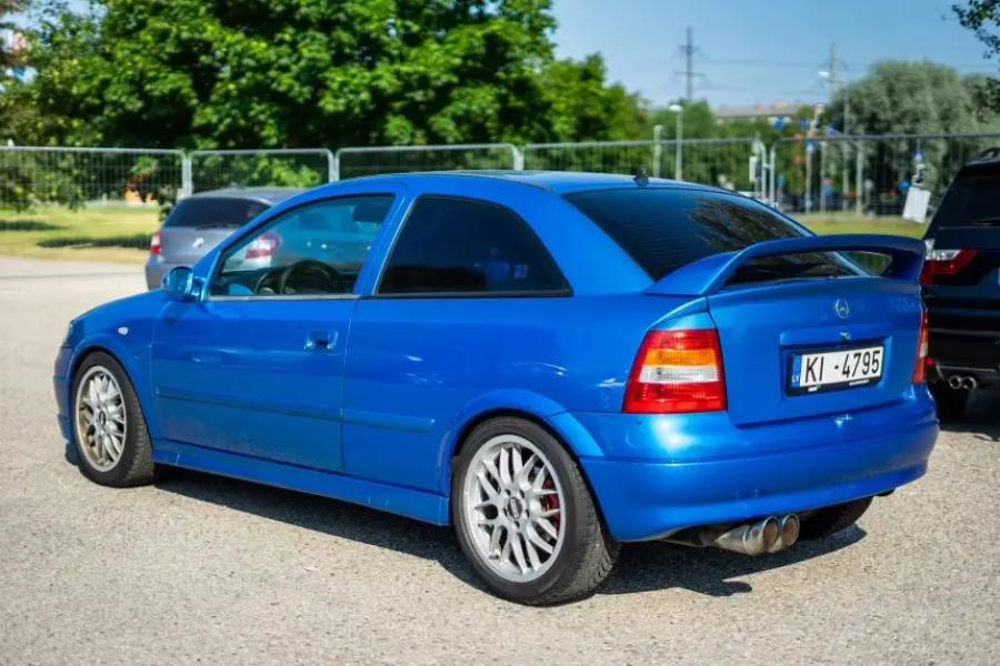 Blue Opel Astra 2000 in Liepaja, with an engine capacity of 2.00 L and mileage of 304 thousand km for 2850 €, photo 3 on AUTOMOTO.COM.LV