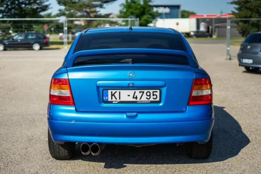 Blue Opel Astra 2000 in Liepaja, with an engine capacity of 2.00 L and mileage of 304 thousand km for 2850 €, photo 4 on AUTOMOTO.COM.LV