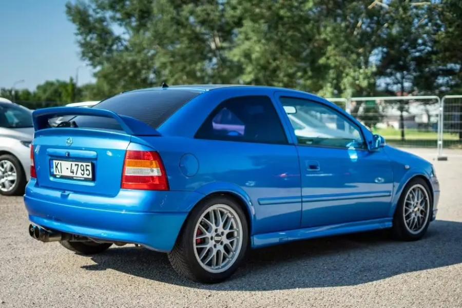 Blue Opel Astra 2000 in Liepaja, with an engine capacity of 2.00 L and mileage of 304 thousand km for 2850 €, photo 5 on AUTOMOTO.COM.LV