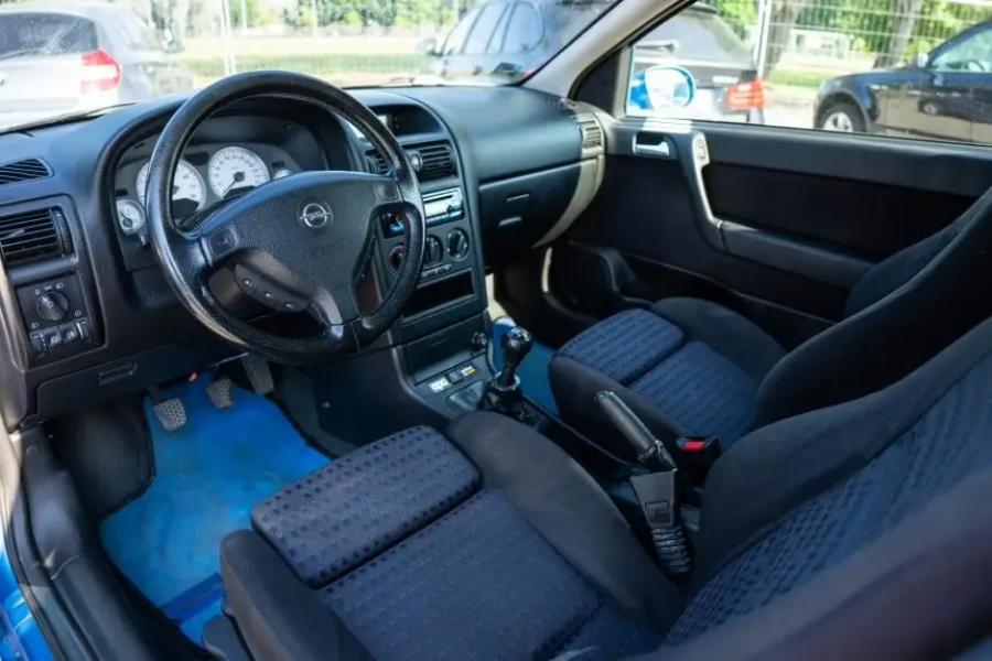 Blue Opel Astra 2000 in Liepaja, with an engine capacity of 2.00 L and mileage of 304 thousand km for 2850 €, photo 9 on AUTOMOTO.COM.LV