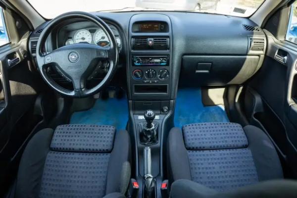 Blue Opel Astra 2000 in Liepaja, with an engine capacity of 2.00 L and mileage of 304 thousand km for 2850 €, photo 9 on AUTOMOTO.COM.LV