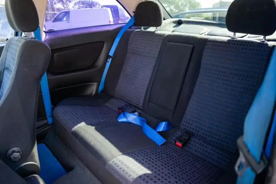 Blue Opel Astra 2000 in Liepaja, with an engine capacity of 2.00 L and mileage of 304 thousand km for 2850 €, photo 11 on AUTOMOTO.COM.LV