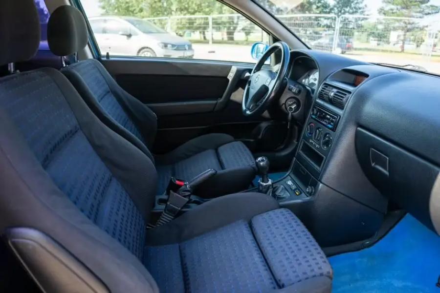 Blue Opel Astra 2000 in Liepaja, with an engine capacity of 2.00 L and mileage of 304 thousand km for 2850 €, photo 13 on AUTOMOTO.COM.LV
