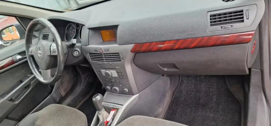 Blue Opel Astra 2004 in Valmiera, with an engine capacity of 1.70 L and mileage of 362 thousand km for 1200 €, photo 8 on AUTOMOTO.COM.LV