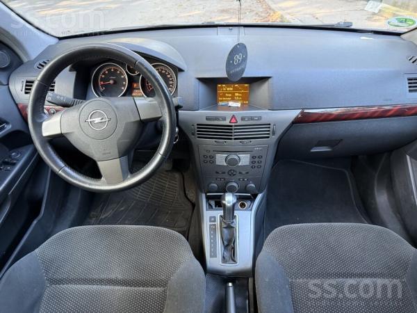 Blue Opel Astra 2004 in Riga, with an engine capacity of 1.80 L and mileage of 267 thousand km for 1750 €, photo 7 on AUTOMOTO.COM.LV