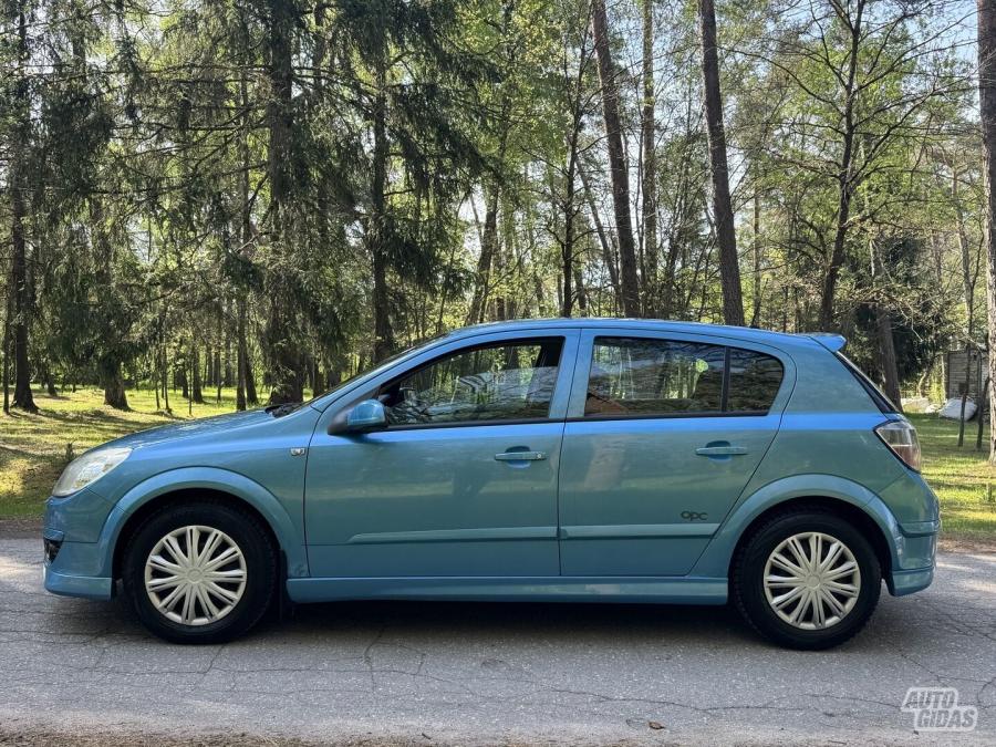 Blue Opel Astra 2005 in Panevezys, with an engine capacity of 1.60 L and mileage of 231 thousand km for 1090 €, photo 8 on AUTOMOTO.COM.LV