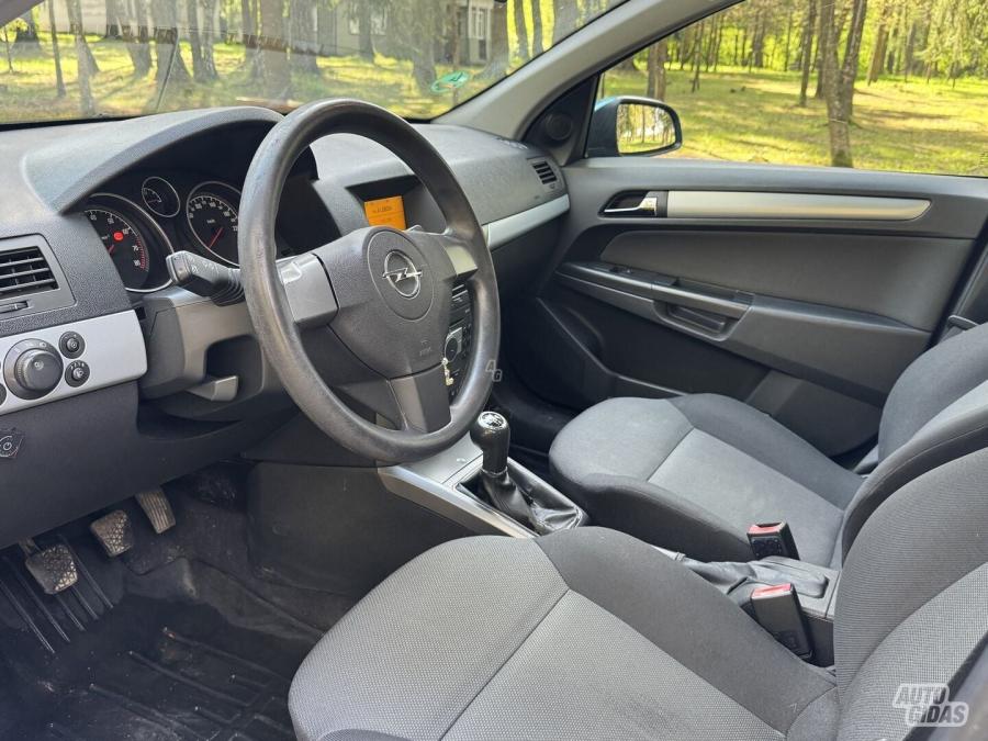 Blue Opel Astra 2005 in Panevezys, with an engine capacity of 1.60 L and mileage of 231 thousand km for 1090 €, photo 13 on AUTOMOTO.COM.LV