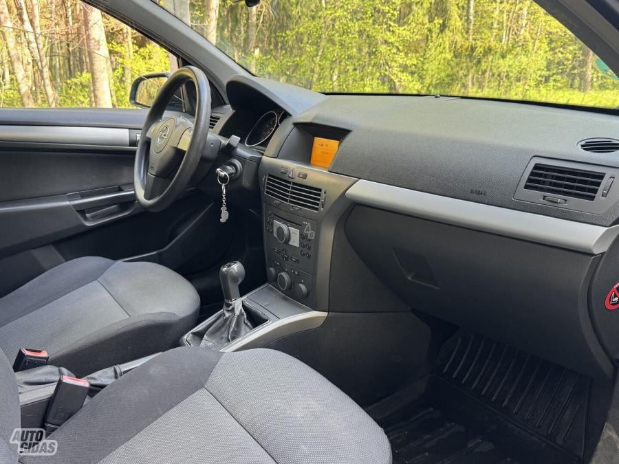 Blue Opel Astra 2005 in Panevezys, with an engine capacity of 1.60 L and mileage of 231 thousand km for 1090 €, photo 16 on AUTOMOTO.COM.LV