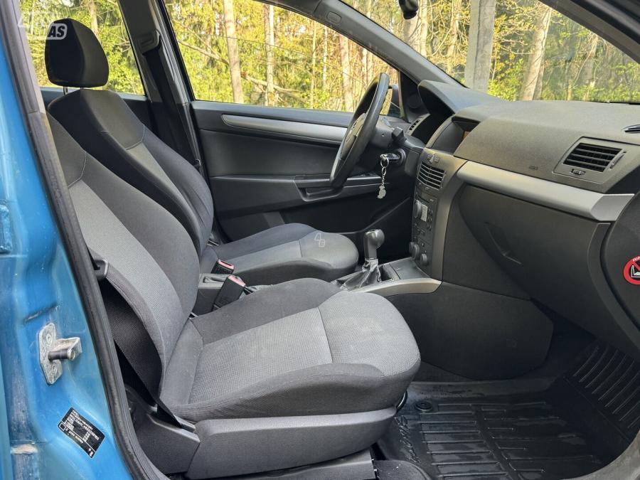 Blue Opel Astra 2005 in Panevezys, with an engine capacity of 1.60 L and mileage of 231 thousand km for 1090 €, photo 17 on AUTOMOTO.COM.LV