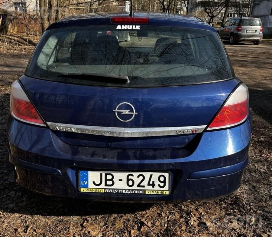 Blue Opel Astra 2005 in Riga, with an engine capacity of 1.70 L and mileage of 284 thousand km for 2500 €, photo 5 on AUTOMOTO.COM.LV