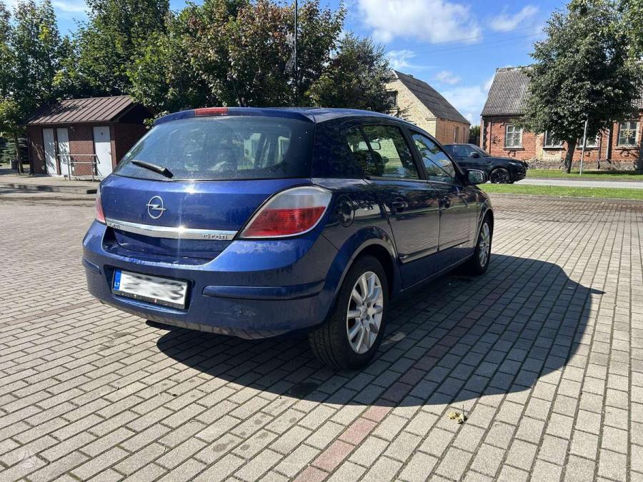 Blue Opel Astra 2006 in Siauliai, with an engine capacity of 1.91 L and mileage of 338 thousand km for 1500 €, photo 4 on AUTOMOTO.COM.LV