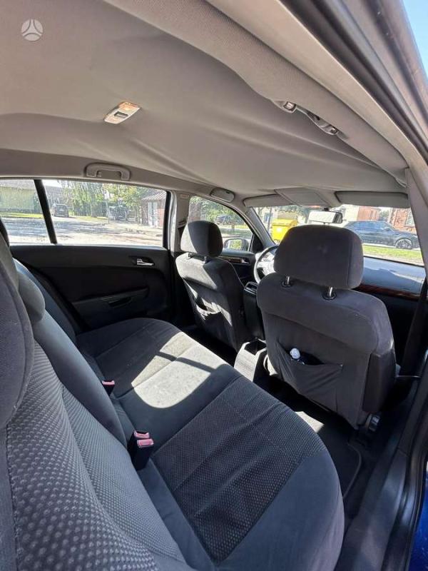 Blue Opel Astra 2006 in Siauliai, with an engine capacity of 1.91 L and mileage of 338 thousand km for 1500 €, photo 10 on AUTOMOTO.COM.LV
