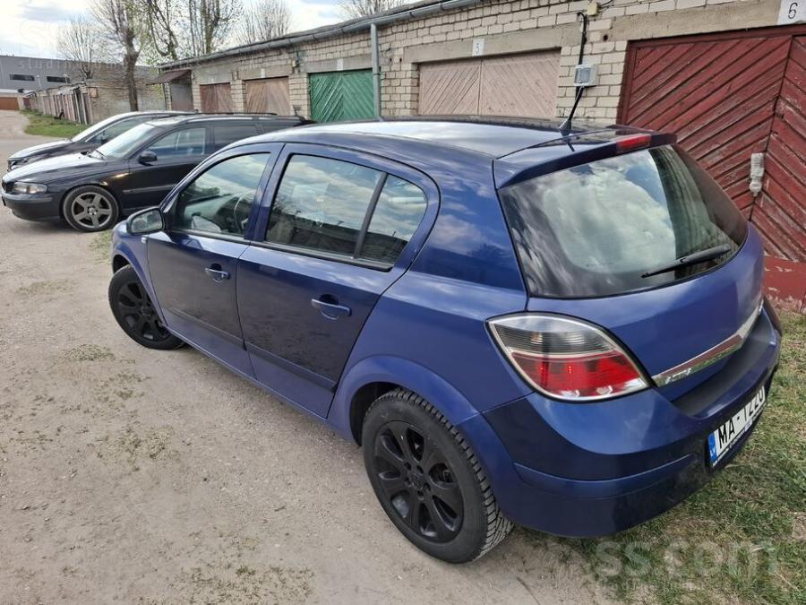 Blue Opel Astra 2007 in Riga, with an engine capacity of 1.90 L and mileage of 305 thousand km for 800 €, photo 5 on AUTOMOTO.COM.LV
