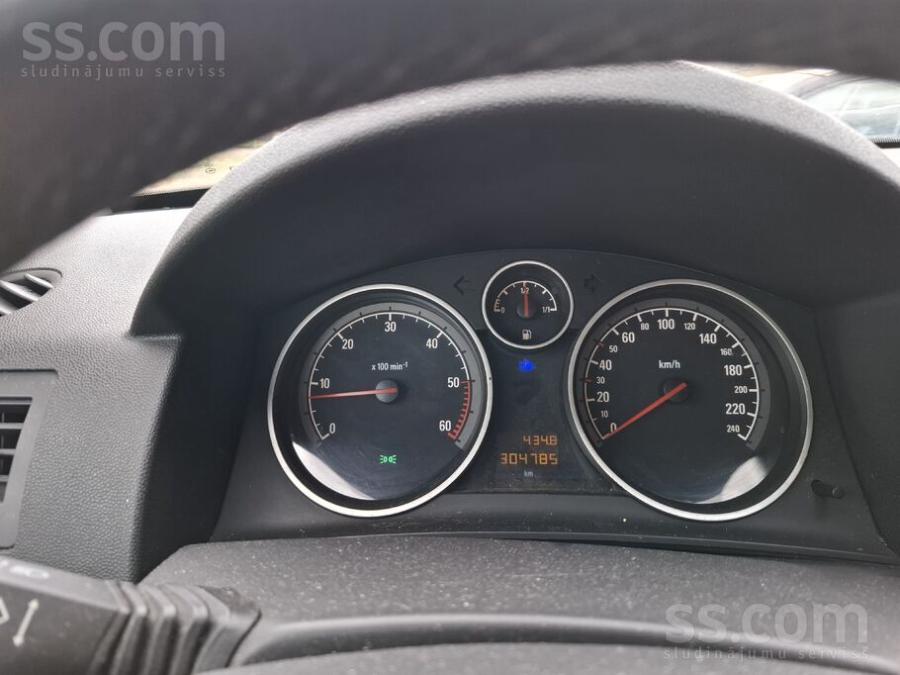Blue Opel Astra 2007 in Riga, with an engine capacity of 1.90 L and mileage of 305 thousand km for 800 €, photo 7 on AUTOMOTO.COM.LV