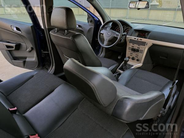 Zils Opel Astra 2008 Rīga, ar dzinēja tilpumu 1.70 L un nobraukumu 351 tūkst. km par 1000 €, foto 8 vietnē AUTOMOTO.COM.LV