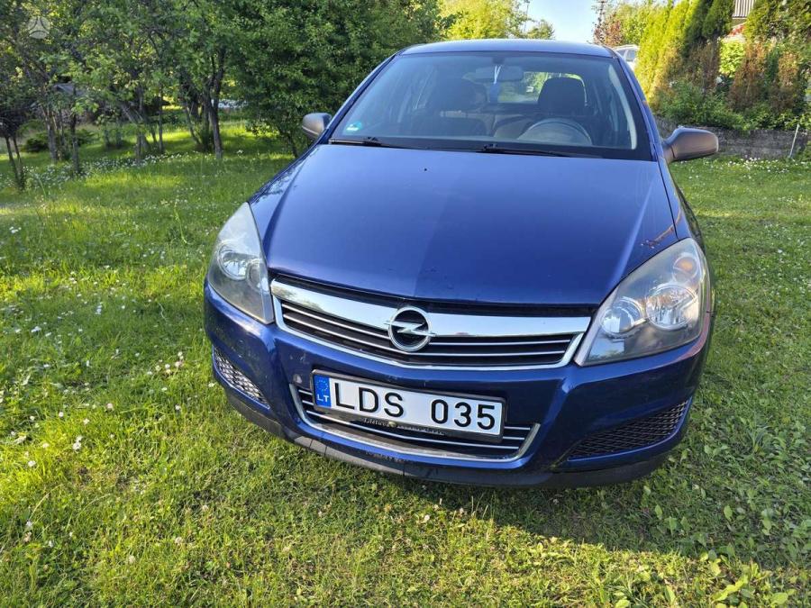 Blue Opel Astra 2009 in Utena, with an engine capacity of 1.36 L and mileage of 192 thousand km for 1100 €, photo 3 on AUTOMOTO.COM.LV