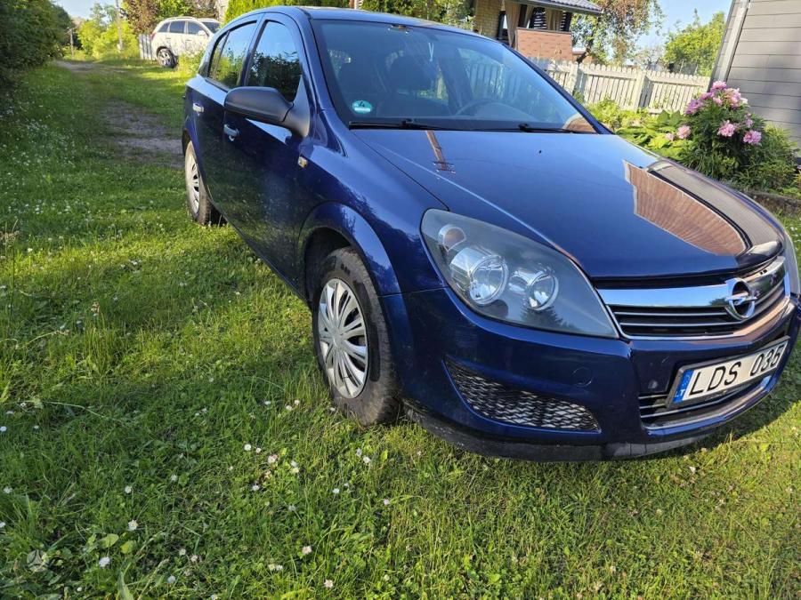 Blue Opel Astra 2009 in Utena, with an engine capacity of 1.36 L and mileage of 192 thousand km for 1100 €, photo 4 on AUTOMOTO.COM.LV