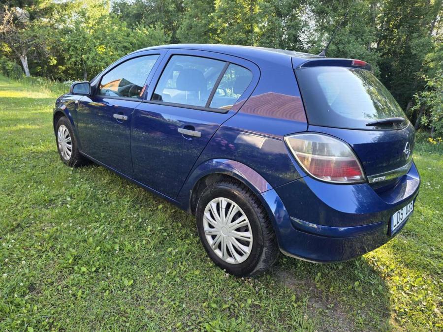 Blue Opel Astra 2009 in Utena, with an engine capacity of 1.36 L and mileage of 192 thousand km for 1100 €, photo 5 on AUTOMOTO.COM.LV