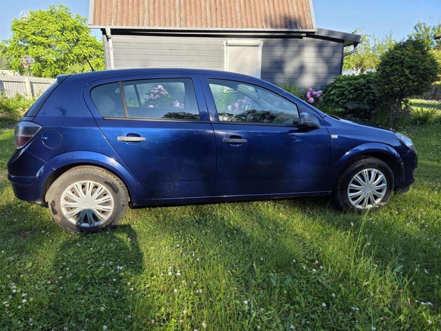 Blue Opel Astra 2009 in Utena, with an engine capacity of 1.36 L and mileage of 192 thousand km for 1100 €, photo 8 on AUTOMOTO.COM.LV