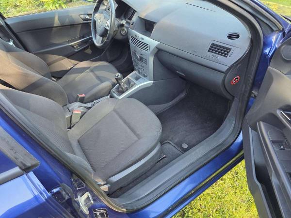 Blue Opel Astra 2009 in Utena, with an engine capacity of 1.36 L and mileage of 192 thousand km for 1100 €, photo 9 on AUTOMOTO.COM.LV