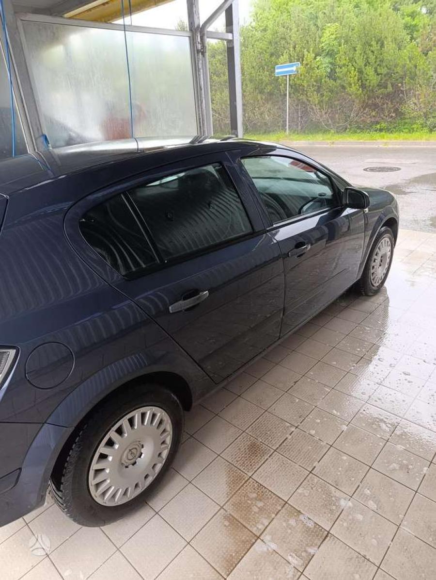 Blue Opel Astra 2009 in Klaipeda, with an engine capacity of 1.40 L and mileage of 168 thousand km for 1100 €, photo 4 on AUTOMOTO.COM.LV