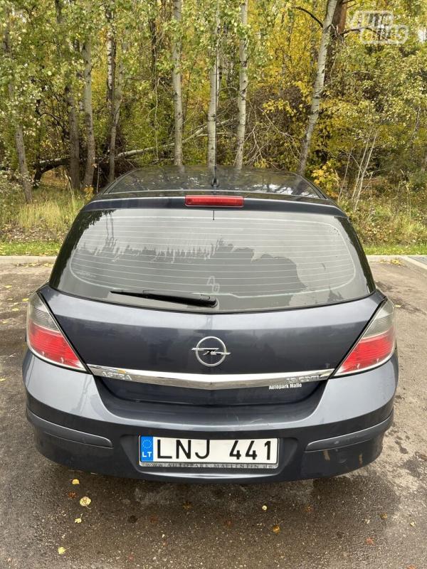 Blue Opel Astra 2009 in Kaunas, with an engine capacity of 1.90 L and mileage of 238 thousand km for 1500 €, photo 3 on AUTOMOTO.COM.LV