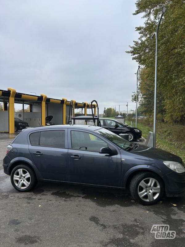 Blue Opel Astra 2009 in Kaunas, with an engine capacity of 1.90 L and mileage of 238 thousand km for 1500 €, photo 4 on AUTOMOTO.COM.LV