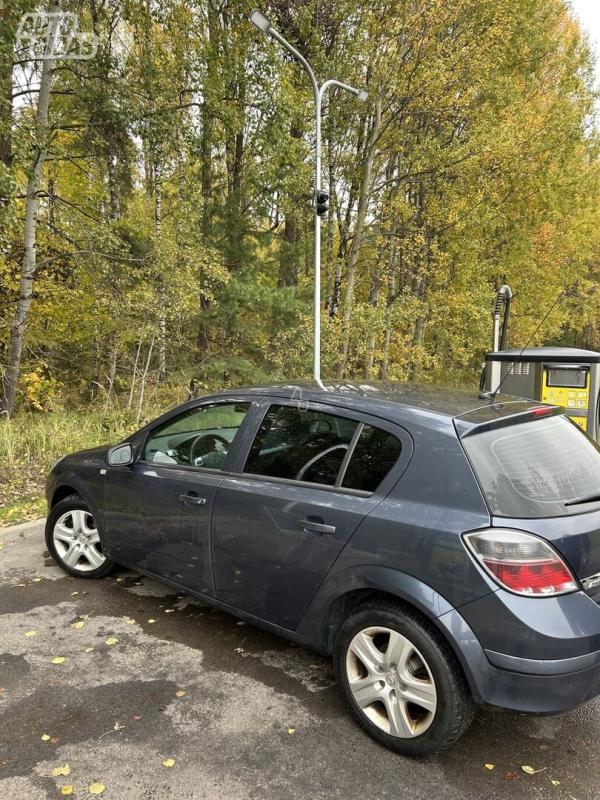 Blue Opel Astra 2009 in Kaunas, with an engine capacity of 1.90 L and mileage of 238 thousand km for 1500 €, photo 5 on AUTOMOTO.COM.LV