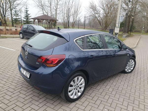 Blue Opel Astra 2010 in Vilkaviskis, with an engine capacity of 1.96 L and mileage of 320 thousand km for 2700 €, photo 3 on AUTOMOTO.COM.LV