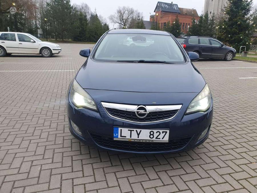 Blue Opel Astra 2010 in Vilkaviskis, with an engine capacity of 1.96 L and mileage of 320 thousand km for 2700 €, photo 5 on AUTOMOTO.COM.LV