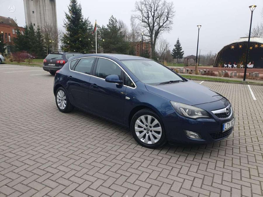 Blue Opel Astra 2010 in Vilkaviskis, with an engine capacity of 1.96 L and mileage of 320 thousand km for 2700 €, photo 7 on AUTOMOTO.COM.LV