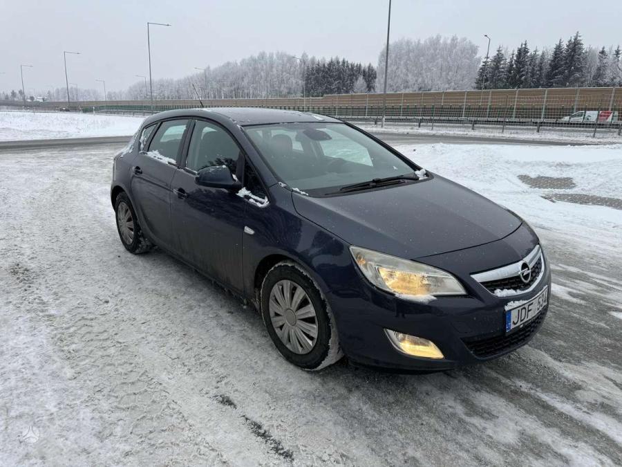 Blue Opel Astra 2010 in Klaipeda, with an engine capacity of 1.69 L and mileage of 275 thousand km for 2050 €, photo 2 on AUTOMOTO.COM.LV