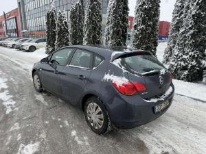 Blue Opel Astra 2010 in Klaipeda, with an engine capacity of 1.69 L and mileage of 275 thousand km for 2050 €, photo 4 on AUTOMOTO.COM.LV