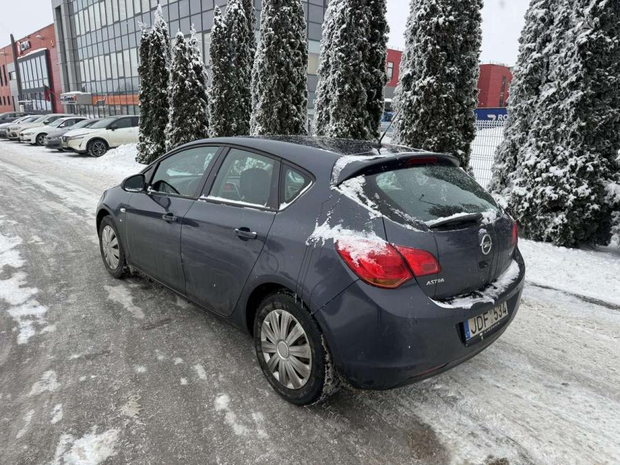 Blue Opel Astra 2010 in Klaipeda, with an engine capacity of 1.69 L and mileage of 275 thousand km for 2050 €, photo 4 on AUTOMOTO.COM.LV