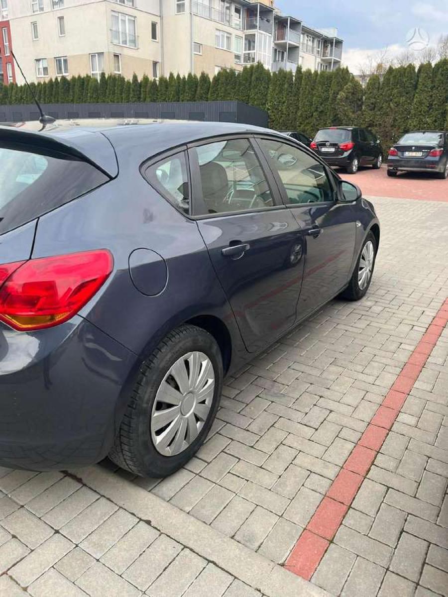 Blue Opel Astra 2010 in Klaipeda, with an engine capacity of 1.69 L and mileage of 275 thousand km for 2050 €, photo 10 on AUTOMOTO.COM.LV