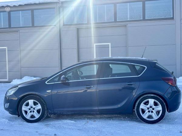 Zils Opel Astra 2010 Viļņa, ar dzinēja tilpumu 1.69 L un nobraukumu 320 tūkst. km par 2100 €, foto 2 vietnē AUTOMOTO.COM.LV