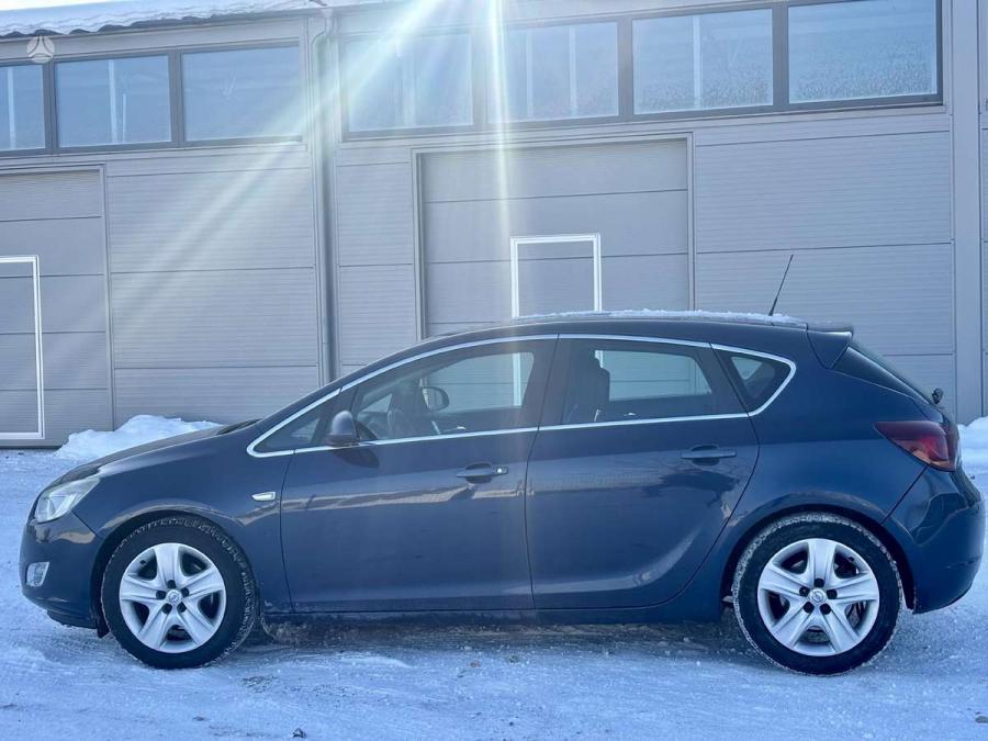 Zils Opel Astra 2010 Viļņa, ar dzinēja tilpumu 1.69 L un nobraukumu 320 tūkst. km par 2100 €, foto 2 vietnē AUTOMOTO.COM.LV