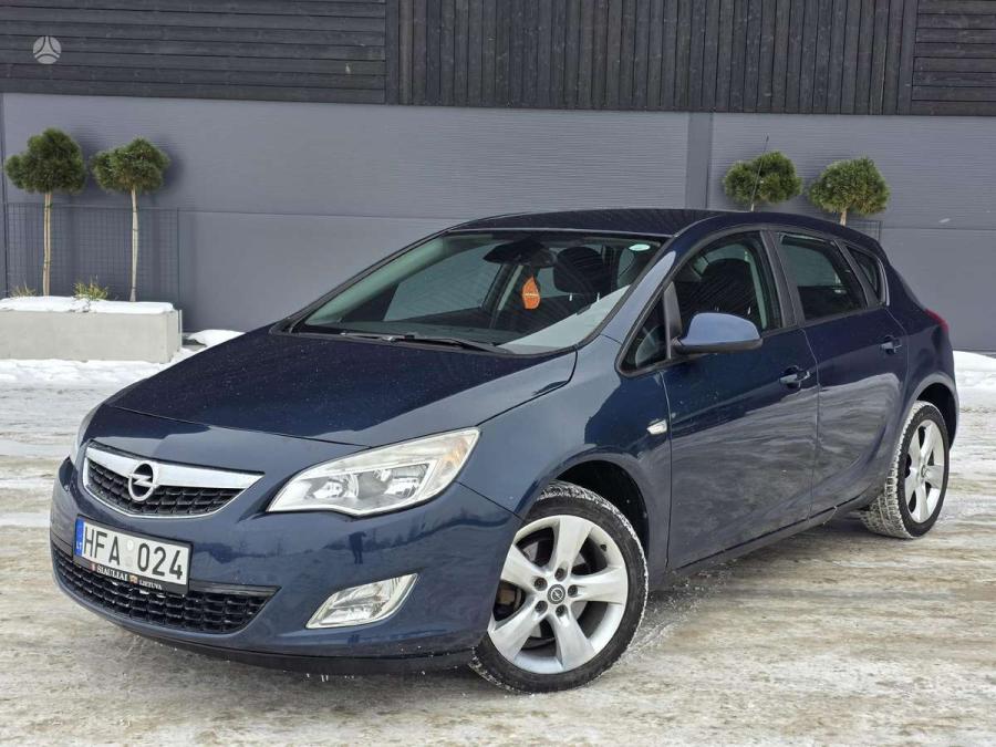 Blue Opel Astra 2010 in Siauliai, with an engine capacity of 1.70 L and mileage of 230 thousand km for 2250 €, photo 1 on AUTOMOTO.COM.LV