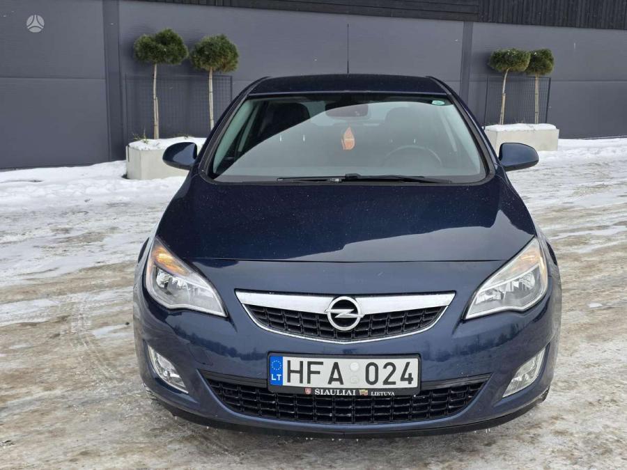 Blue Opel Astra 2010 in Siauliai, with an engine capacity of 1.70 L and mileage of 230 thousand km for 2250 €, photo 3 on AUTOMOTO.COM.LV