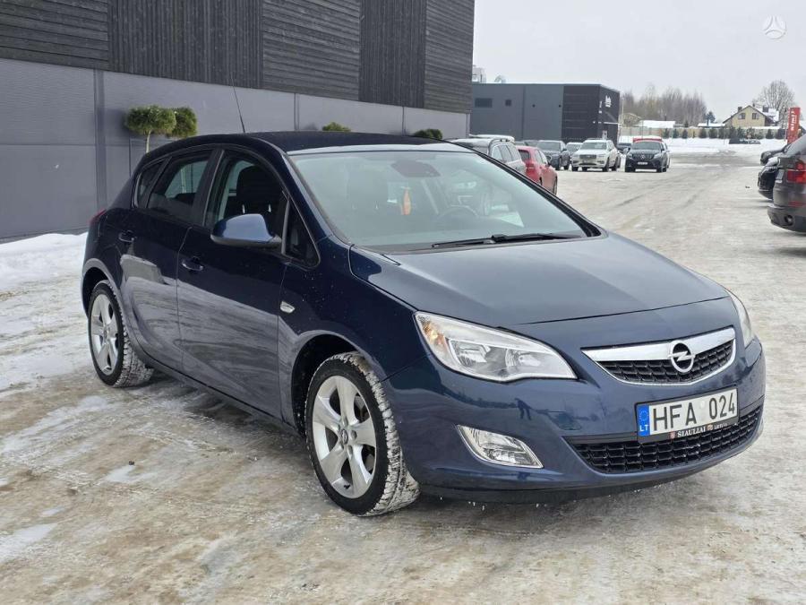 Blue Opel Astra 2010 in Siauliai, with an engine capacity of 1.70 L and mileage of 230 thousand km for 2250 €, photo 4 on AUTOMOTO.COM.LV