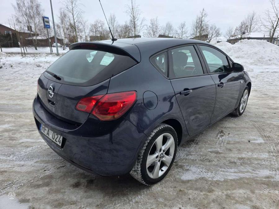 Blue Opel Astra 2010 in Siauliai, with an engine capacity of 1.70 L and mileage of 230 thousand km for 2250 €, photo 6 on AUTOMOTO.COM.LV