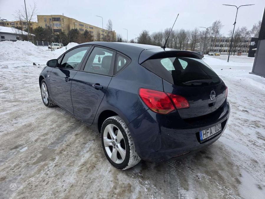 Blue Opel Astra 2010 in Siauliai, with an engine capacity of 1.70 L and mileage of 230 thousand km for 2250 €, photo 7 on AUTOMOTO.COM.LV