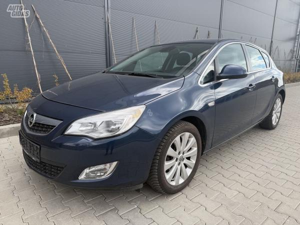 Blue Opel Astra 2010 in Vilnius, with an engine capacity of 1.40 L and mileage of 180 thousand km for 3900 €, photo 1 on AUTOMOTO.COM.LV
